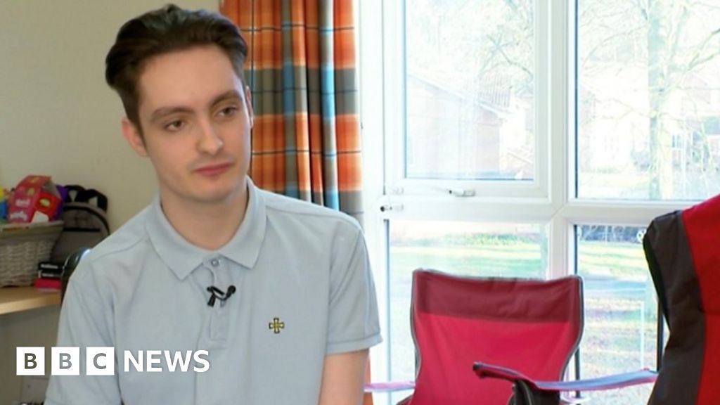 Wolverhampton teen relishes life after amputation - BBC News