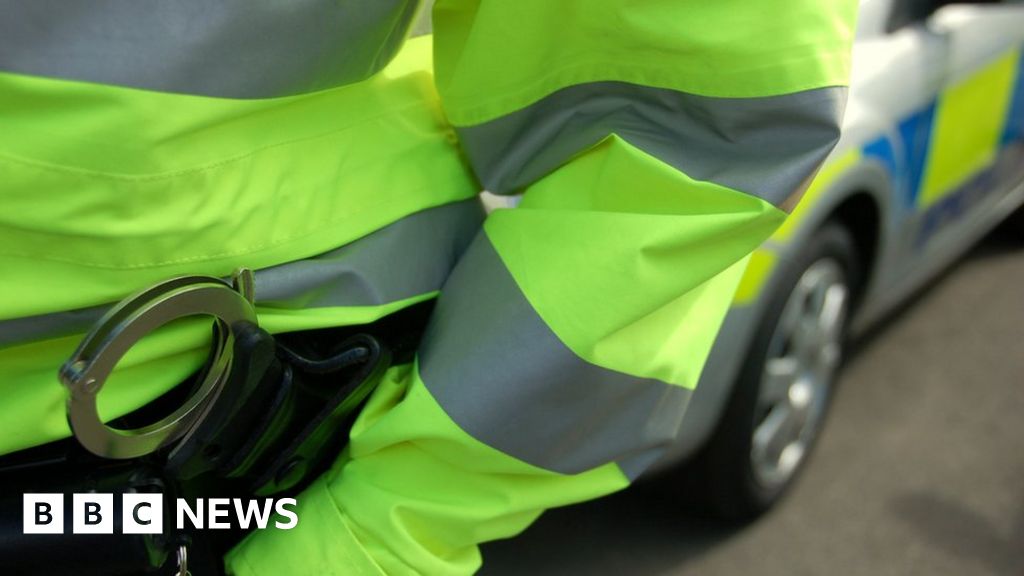 Police Scotland officers probed over 'wrongful arrest' - BBC News