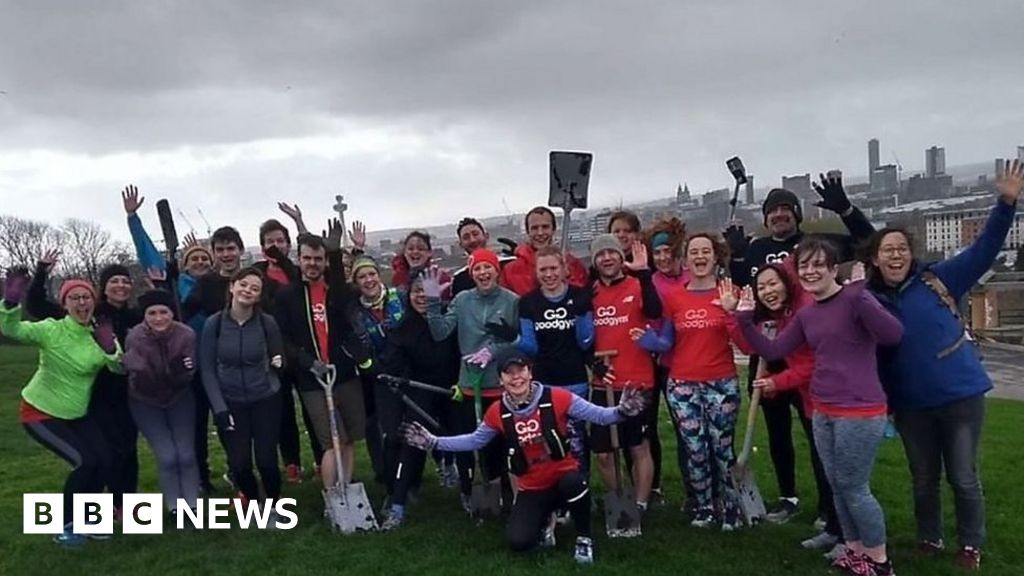 Liverpool running club members keep fit while helping others - BBC News