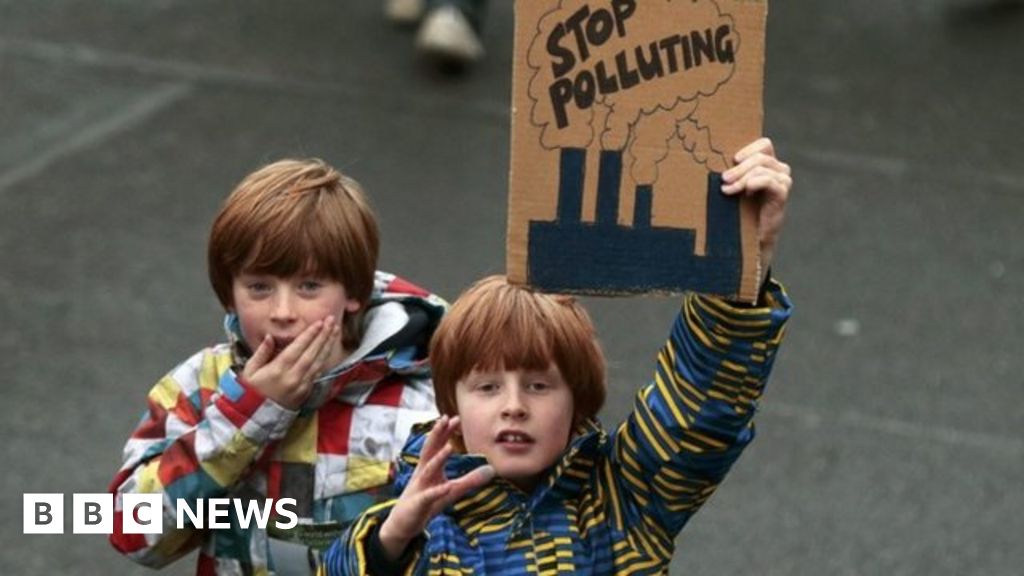 Global climate protests: thousand march in London - BBC News