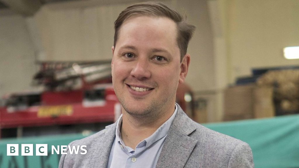 Debut novelist scoops Dundee International Book Prize - BBC News