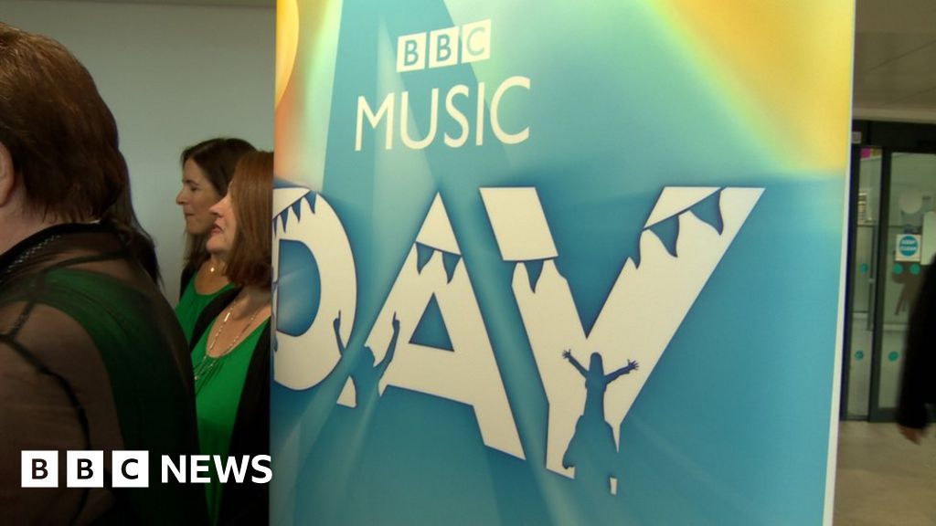 Belfast commuters treated to choir on BBC Music Day