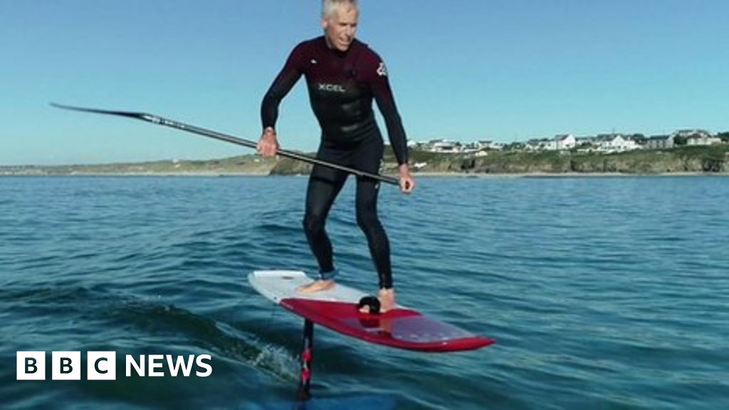 St Ives: Super-fast paddleboard soars 3ft above the waves - BBC News