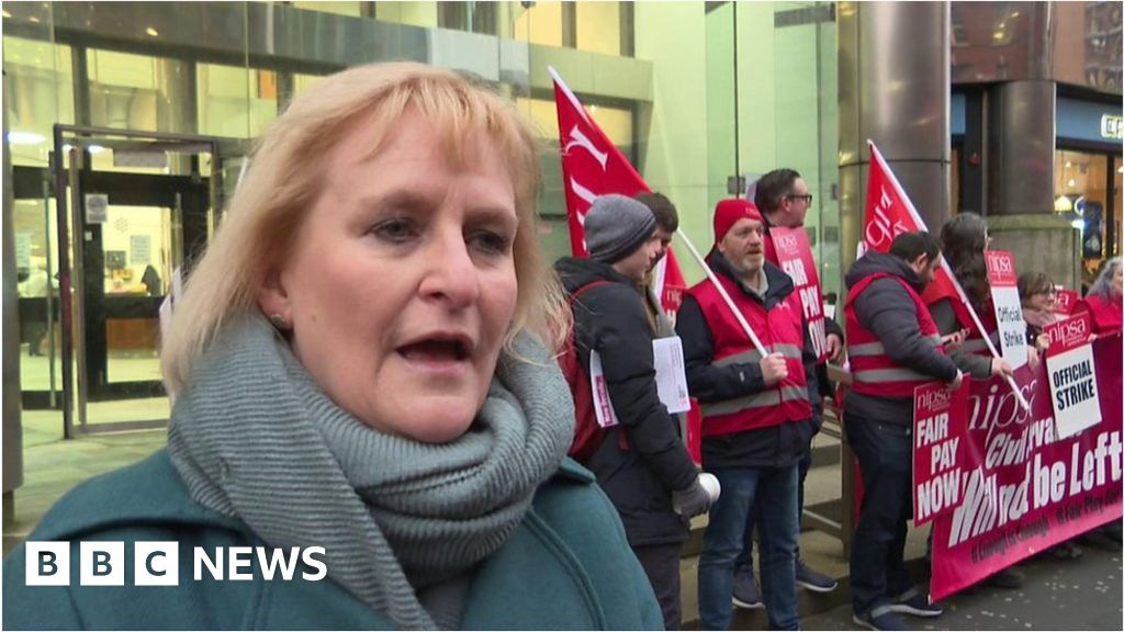 Civil servants stage protest over pay - BBC News