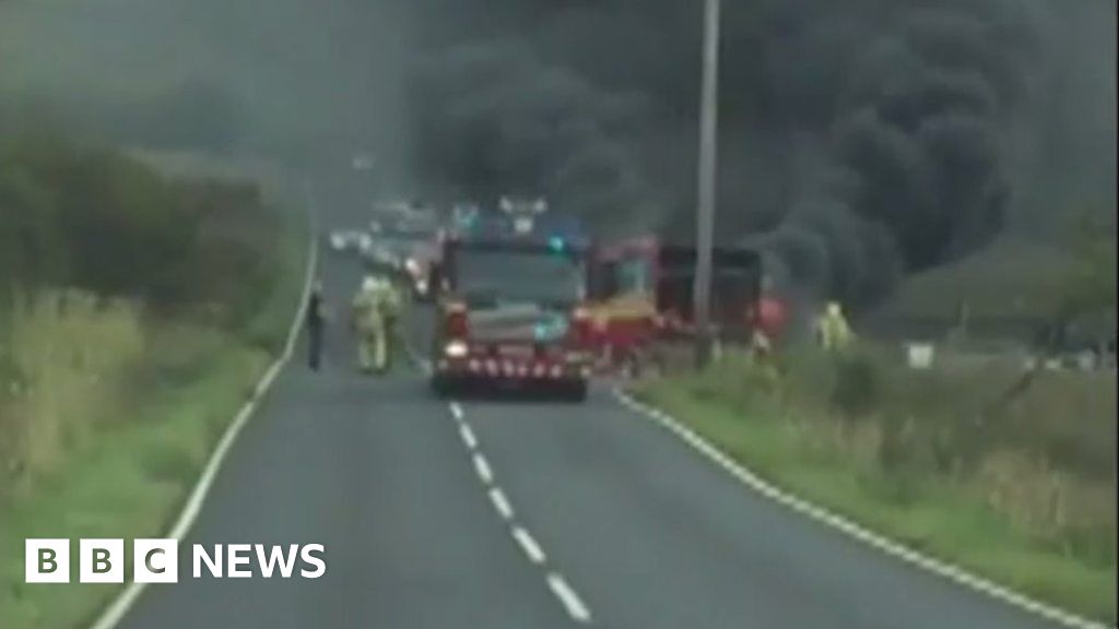 Driver praised after Largs bus fire - BBC News