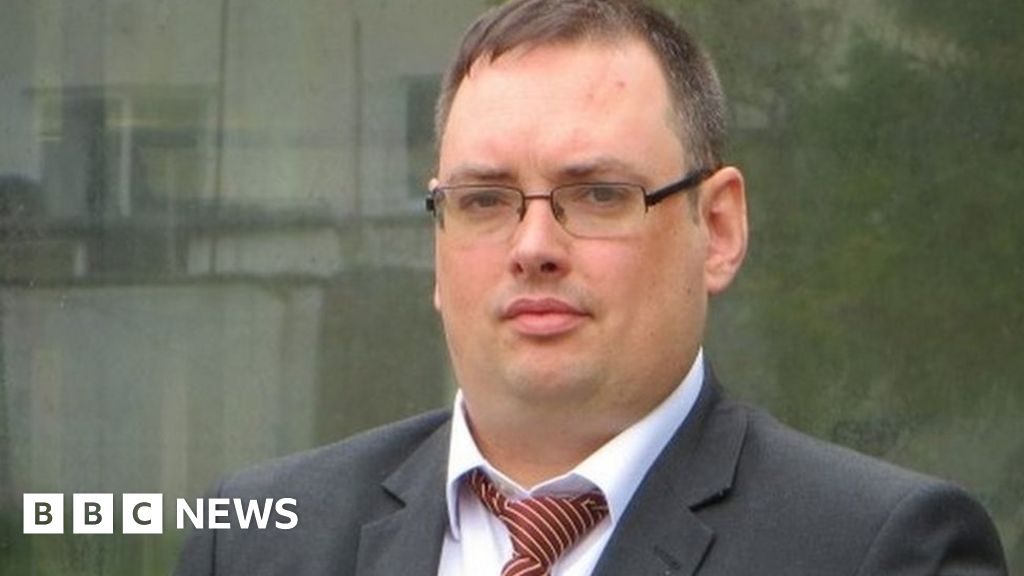 Herald newspaper editor Tom Sinclair has £70,000 debts - BBC News