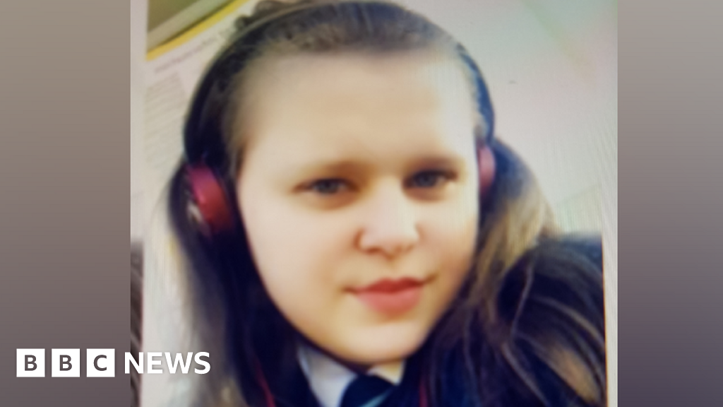 Towyn: Matthew Selby denies sister's murder in caravan - BBC News