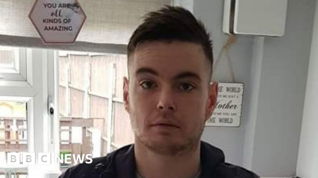 Martin Howells machete attack: Charity offers £20k reward - BBC News