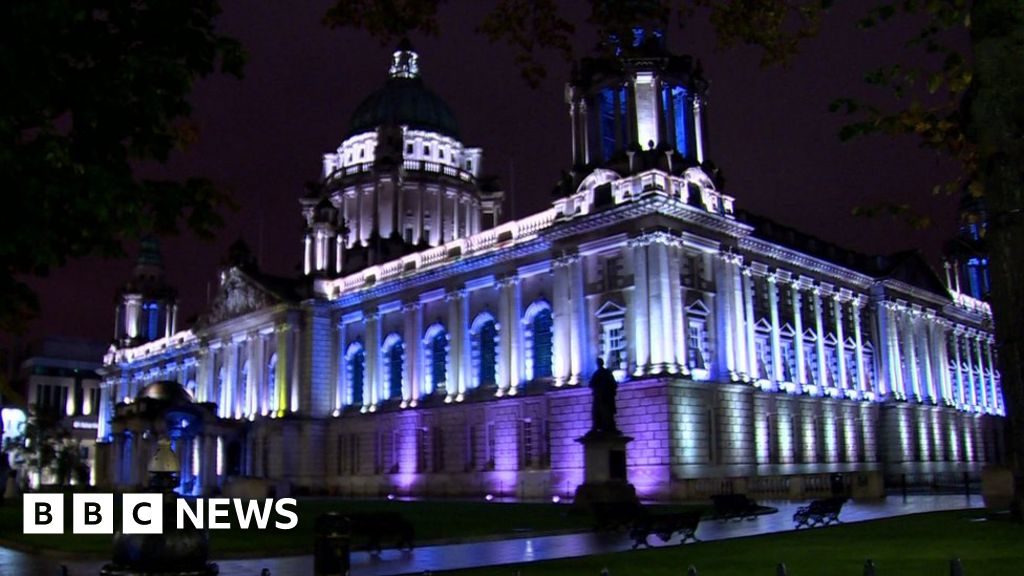 NI 100: Sinn Féin block Belfast City Hall illumination - BBC News