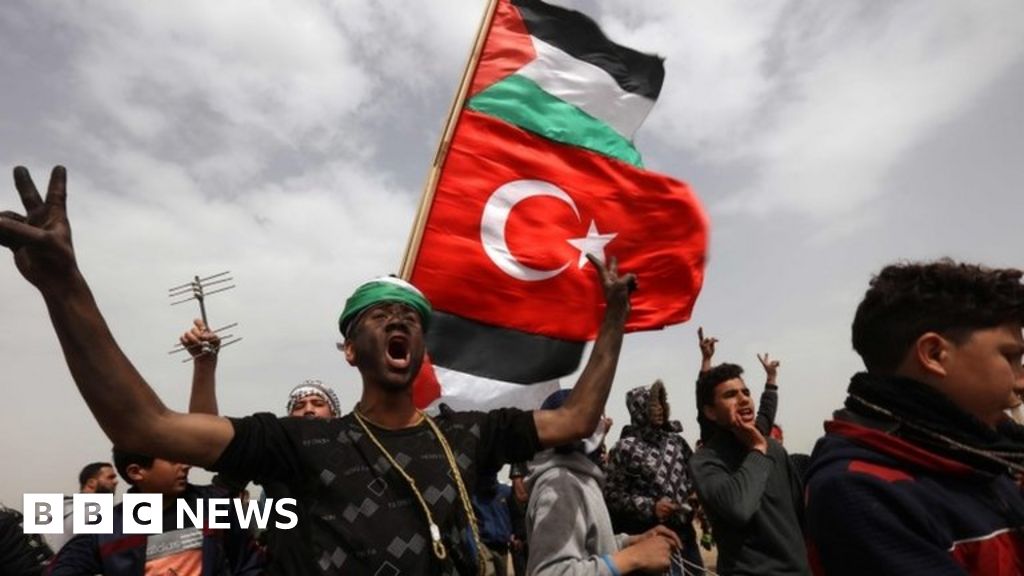 Gaza protests: Thousands mark 'Great Return' anniversary - BBC News