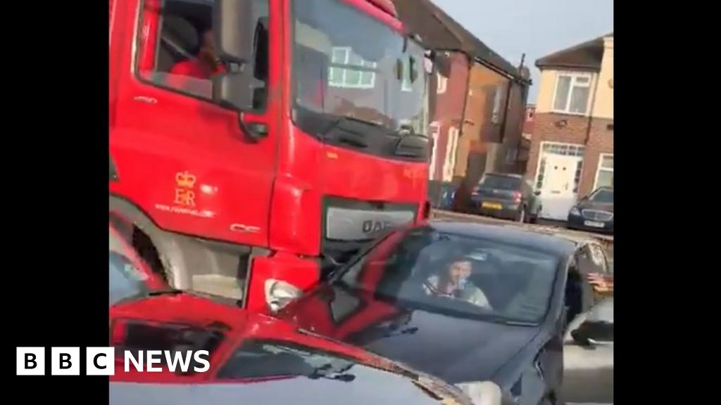 Ellie Goulding helps driver 'T-boned' by Royal Mail truck - BBC News