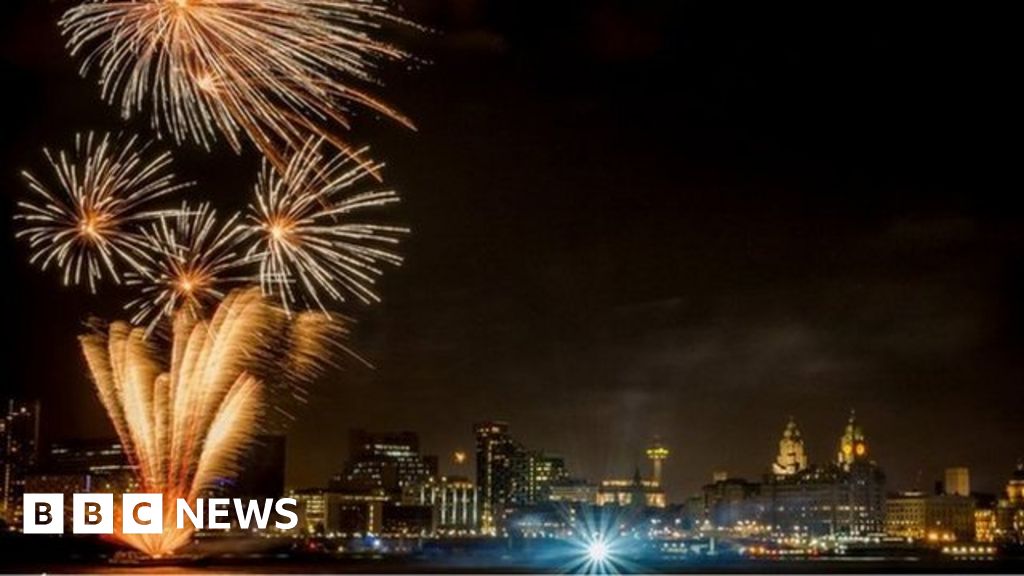 Liverpool's mid-river fireworks event disappoints crowds - BBC News