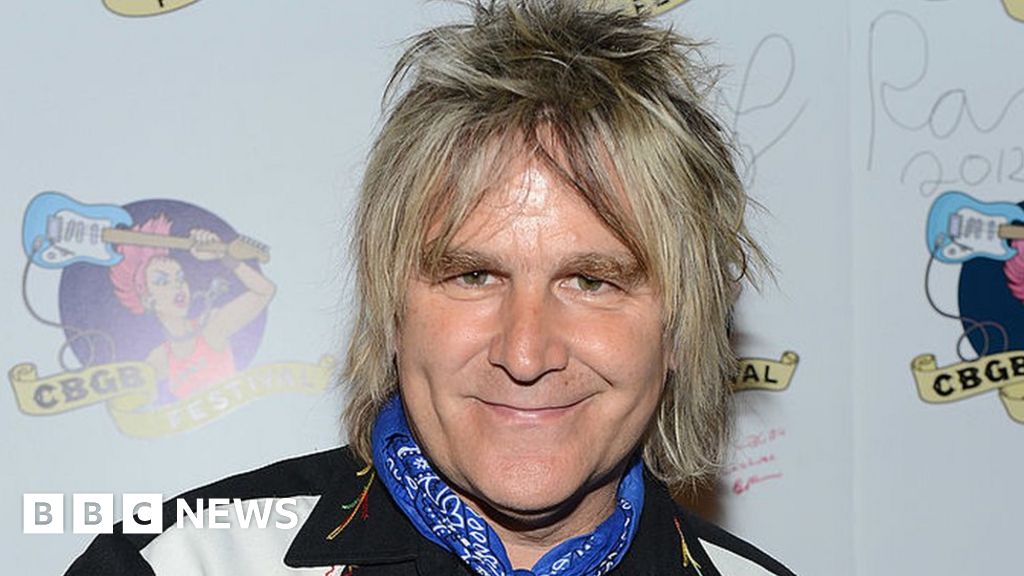 Singer Mike Peters performs at Urdd's opening concert - BBC News