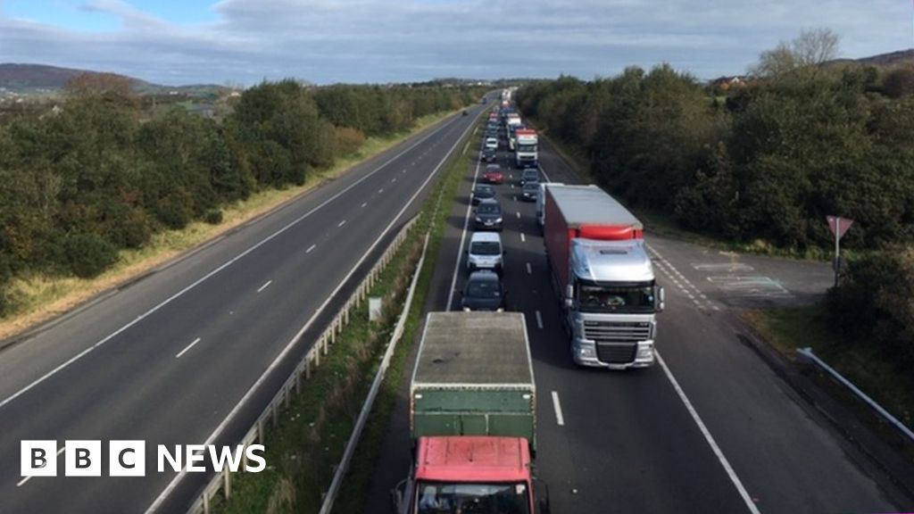 Coronavirus: Tailbacks as gardaí enforce restrictions at border