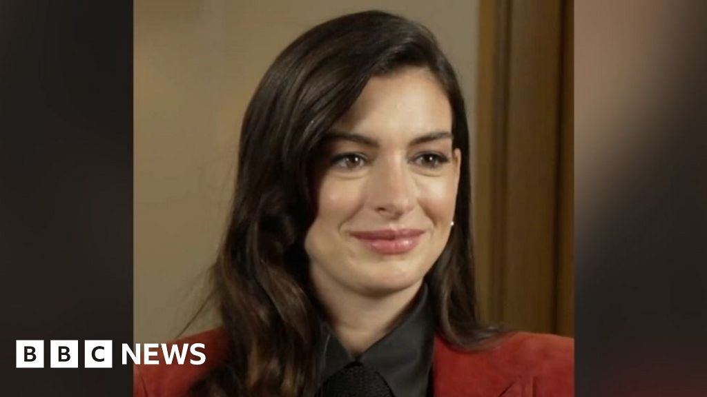 Anne Hathaway loves Arsenal - BBC News