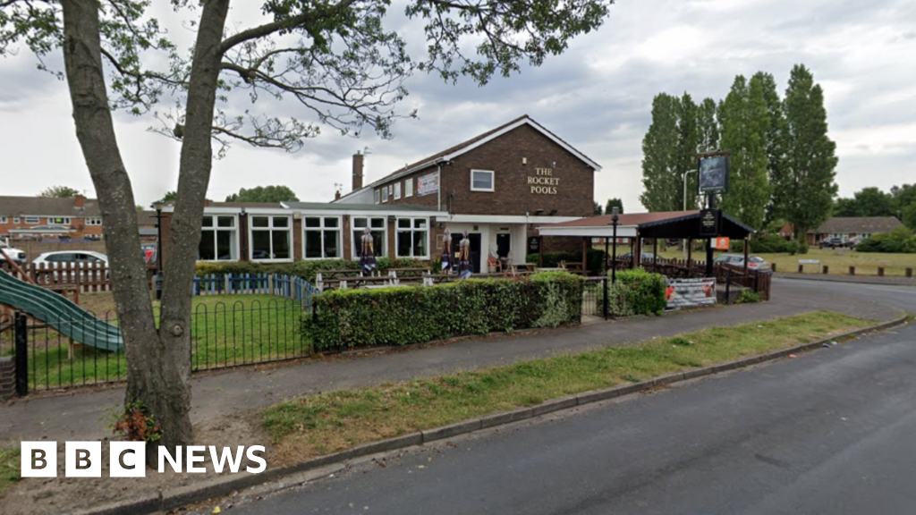 Wolverhampton pub stripped of licence applies for new one - BBC News
