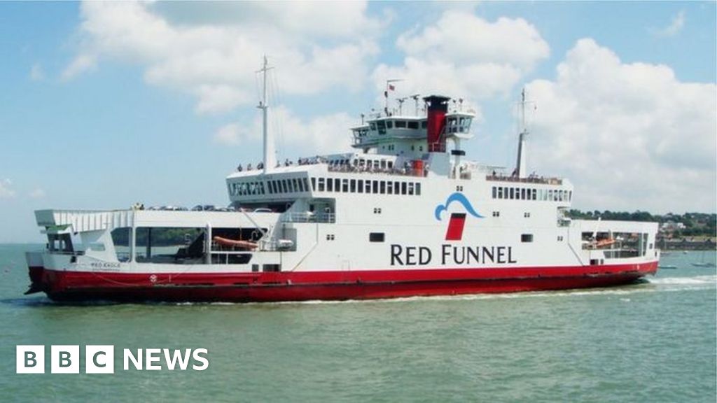 East Cowes car ferry 'tears yachts from moorings' - BBC News