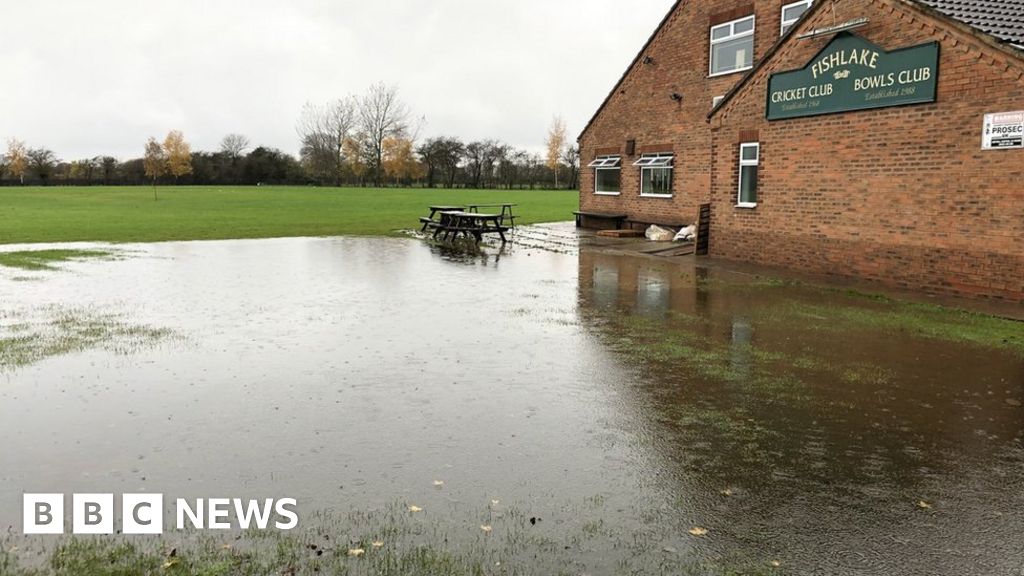Fishlake floods: Villagers told not to return home yet - BBC News