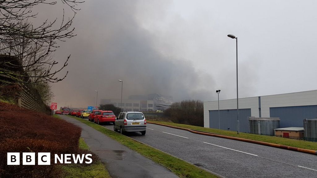 Daventry warehouse set to be rebuilt after fire - BBC News