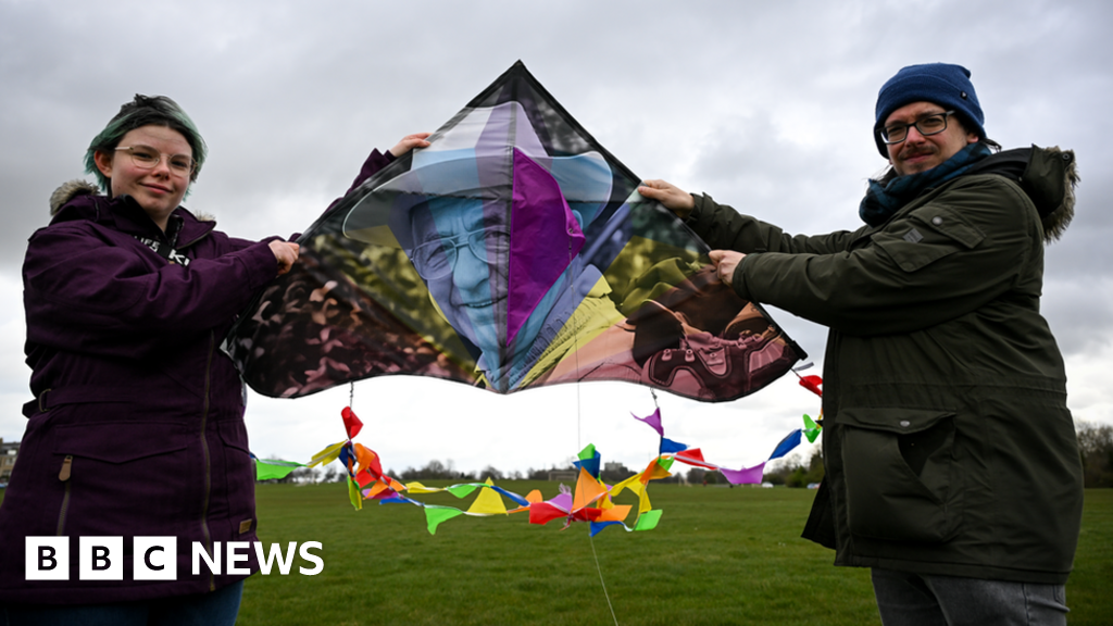 Covid: Special kites flown in Bristol for people who died - BBC News