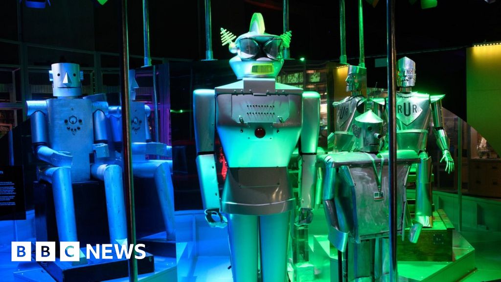 Tech Tent: Robots, radio and Indian phones - BBC News