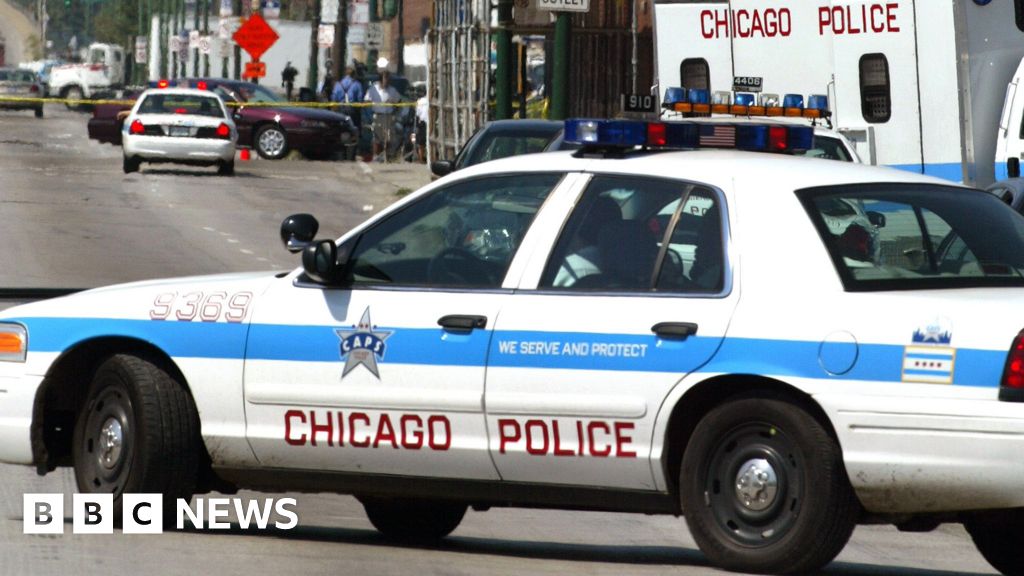 Chicago police plagued by racism, says official report - BBC News