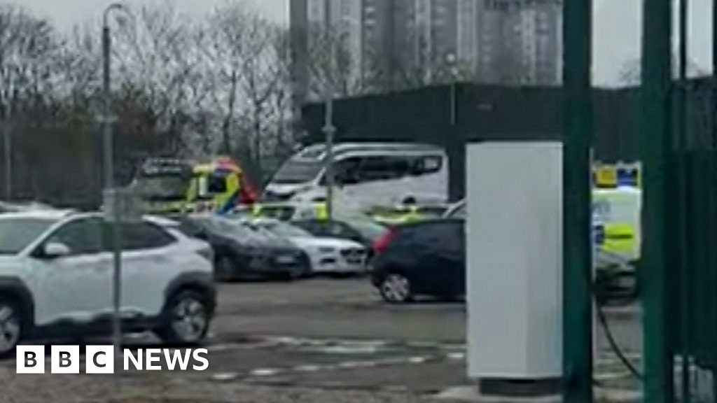 Police try to stop man filming SNP motorhome - BBC News