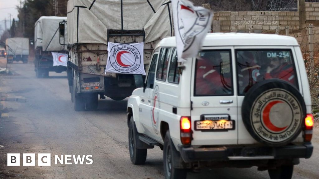 Aid convoy arrives in besieged Syrian town of Madaya - BBC News