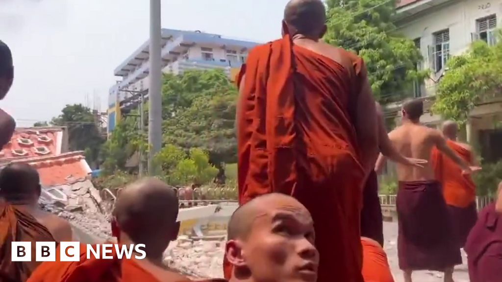 Monks in Mandalay witness building collapse - BBC News