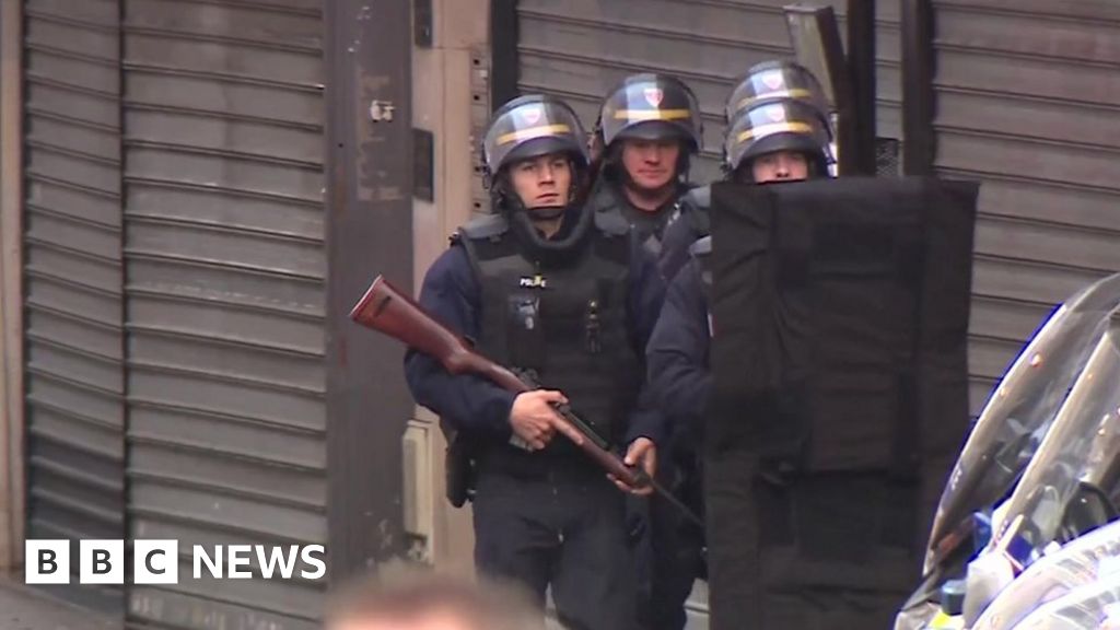 Paris attacks: Investigators face huge task - BBC News