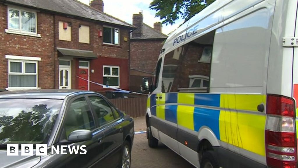 Jessica Breeze, 19, pleads not guilty to father's murder - BBC News