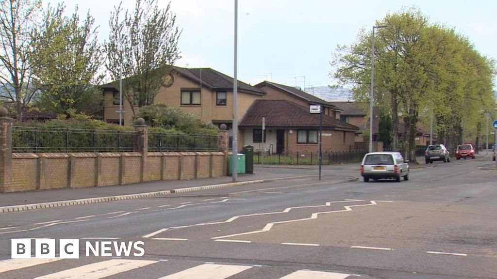 Police investigate 'attempted murder' in Paisley - BBC News