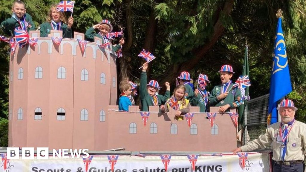 Coronation-themed Ilkley Carnival brings out record crowd - BBC News