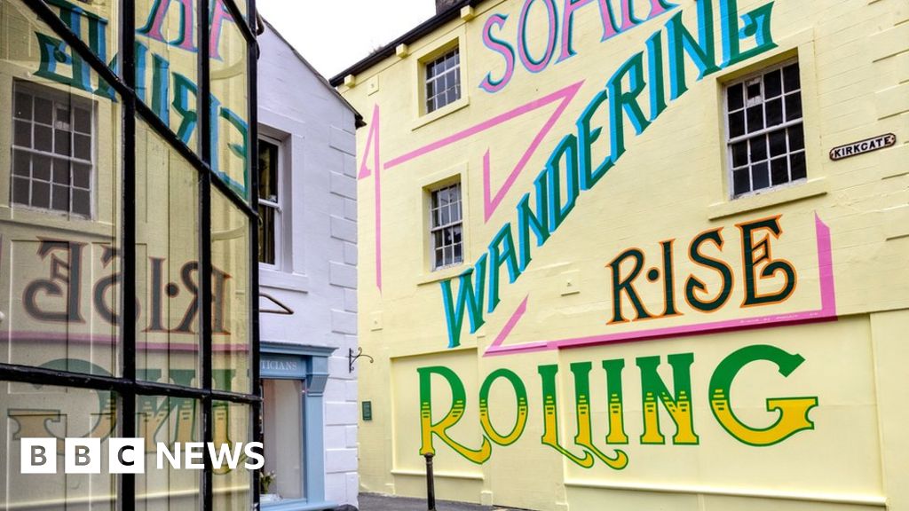 Settle mural: Yorkshire Dales teens help design artwork - BBC News