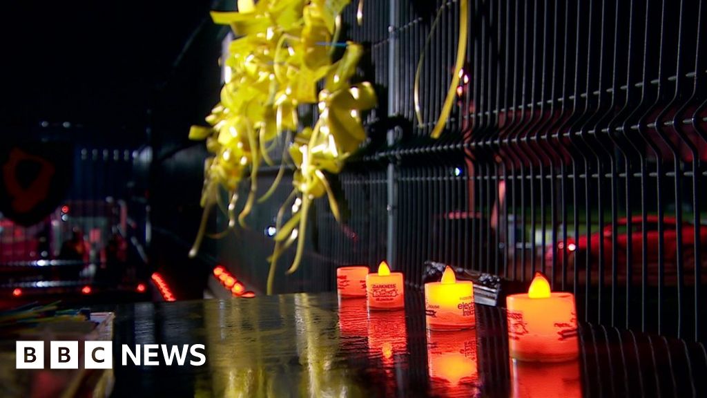 Darkness Into Light: Thousands take part in pre-dawn walks - BBC News