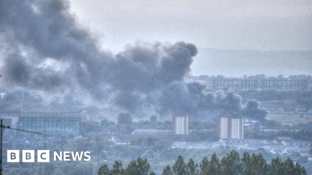 Derelict building fire in Glasgow sparks 'horrendous bang' - BBC News