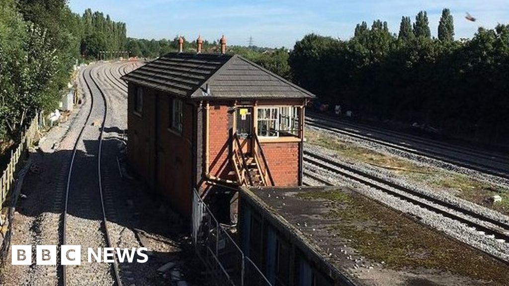 Banbury North signal box demolished despite bid to save it - BBC News