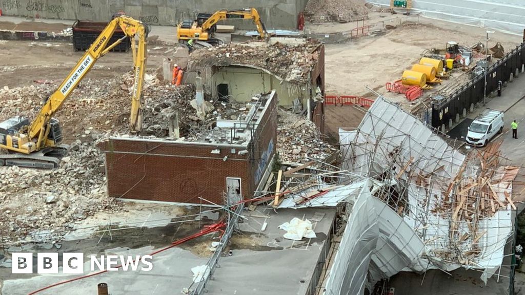 Reading scaffolding collapse injures three - BBC News
