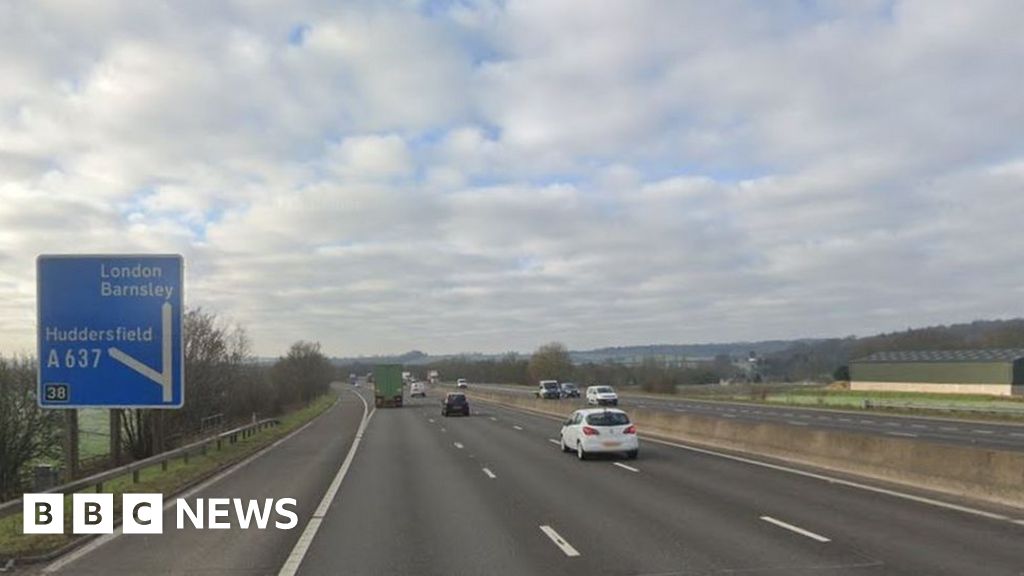M1 in South Yorkshire closed in hunt for wanted man - BBC News