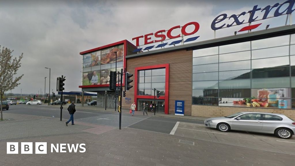 Tesco in Rotherham checks shoppers' receipts to curb thefts - BBC News