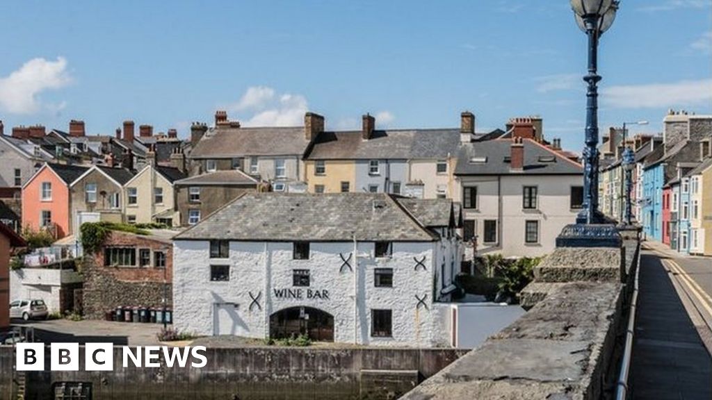 Conditional discharge for assaulting Hinterland actor - BBC News