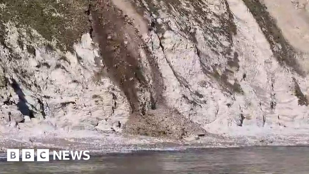 Lulworth Cove: Rockfall caught on camera