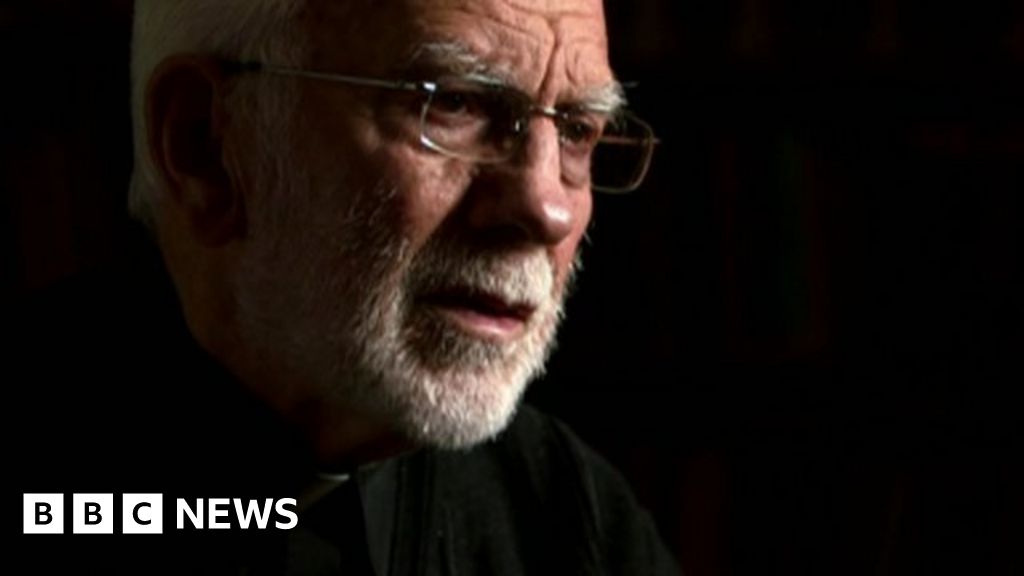 Peacemaker priest Father Gerry Reynolds dies - BBC News
