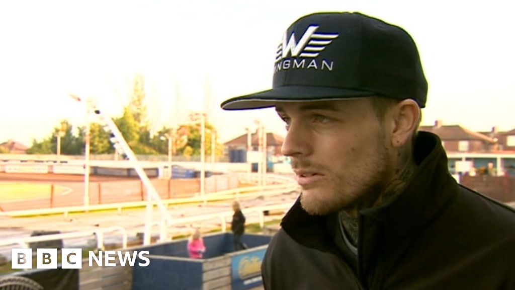 Lewis Kerr crash: Injured speedway rider returns to track - BBC News