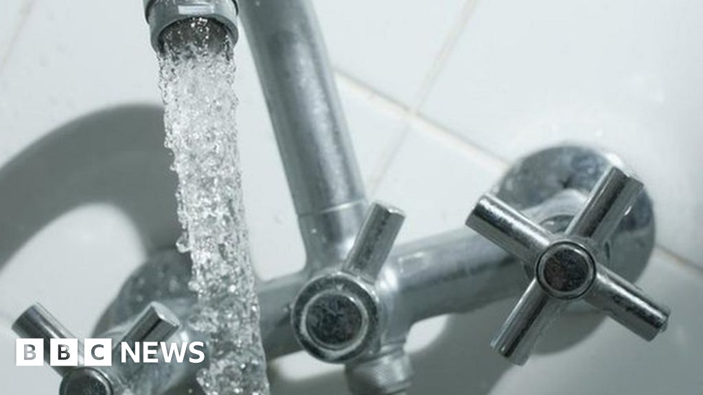Welsh Water cools fears of water bill hike after heatwave - BBC News