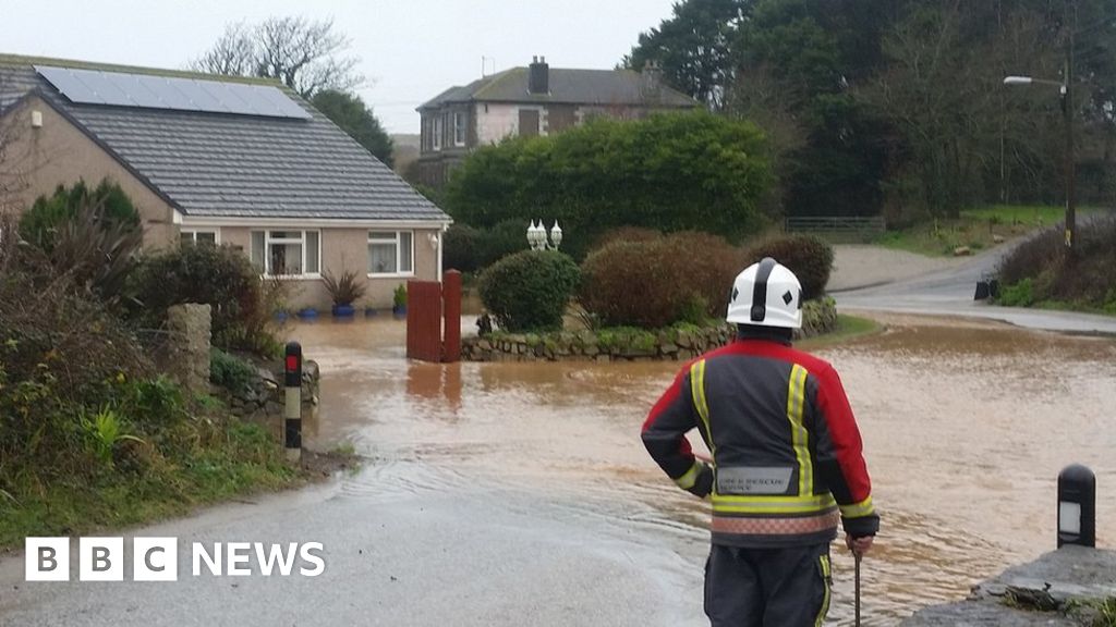 Cornwall floods: Portreath faces severe warning - BBC News