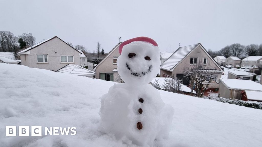 In pictures: Scotland snoozes under blanket of snow - BBC News