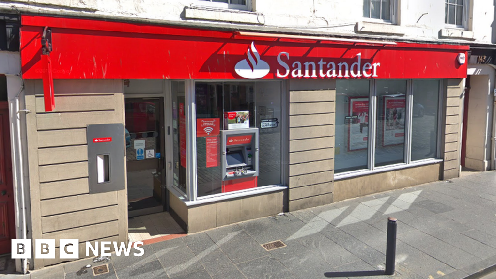 Santander to shut 15 Scottish branches - BBC News