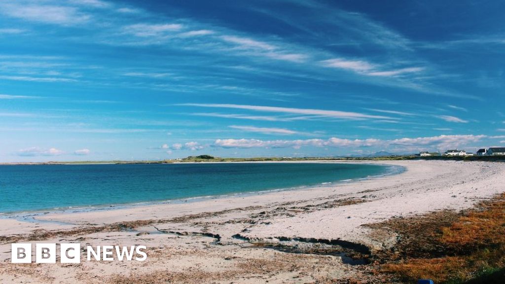 Gaelic language in 'crisis' in island heartlands - BBC News