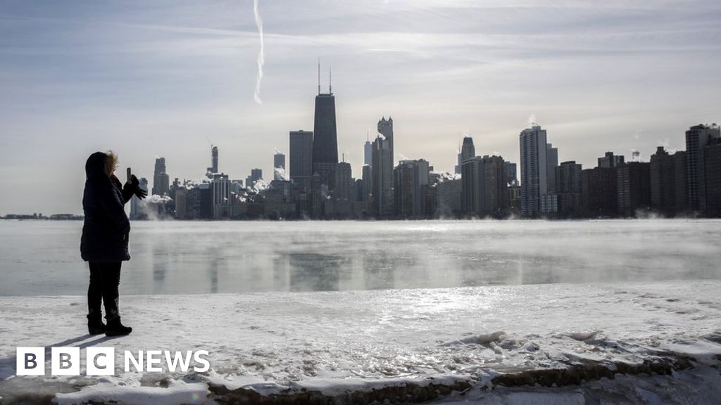 Polar vortex death toll rises to 21 as US cold snap continues - BBC News